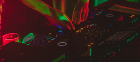 DJ débutant : les 5 indispensables pour vous lancer - Fuvi Clan